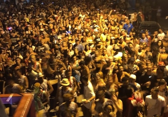 Cerca de 200 mil foliões aproveitam o Carnaval em Búzios de forma ...