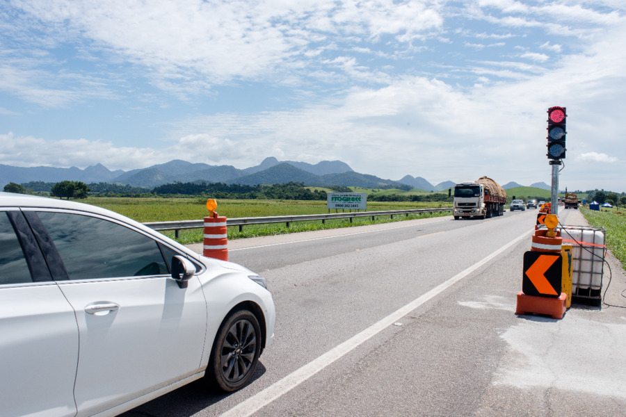 Semáforo solar portátil instalado na BR 101, em Macaé, ajuda no ...